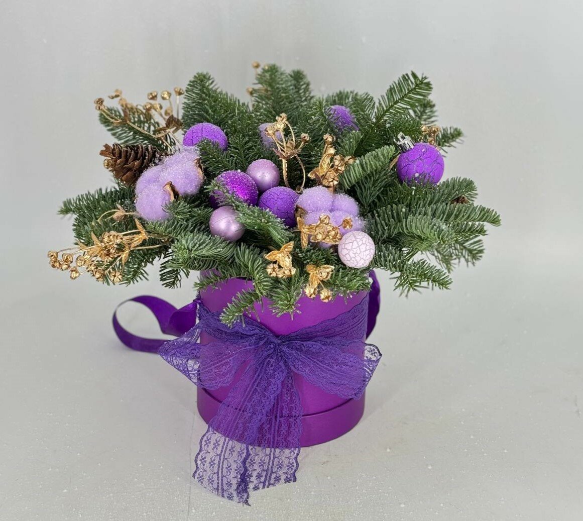 Новогодняя композиция интерьерный букет из нобилиса в шляпной коробке