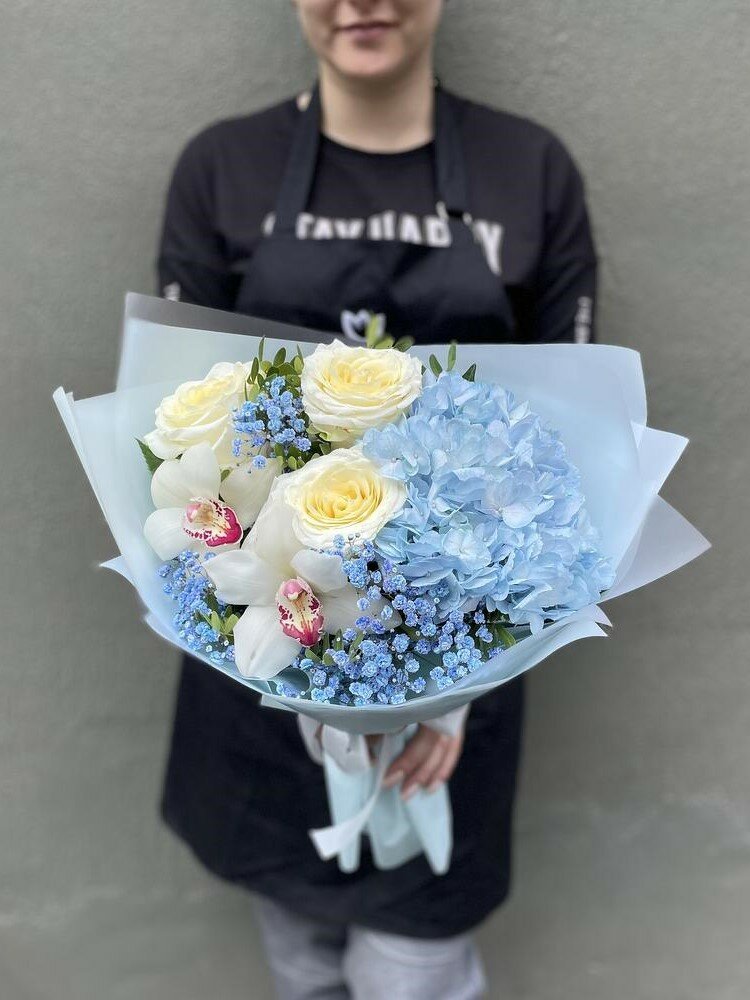 Букет живых цветов пионовидных роз "Кендилайт", с гортензиями