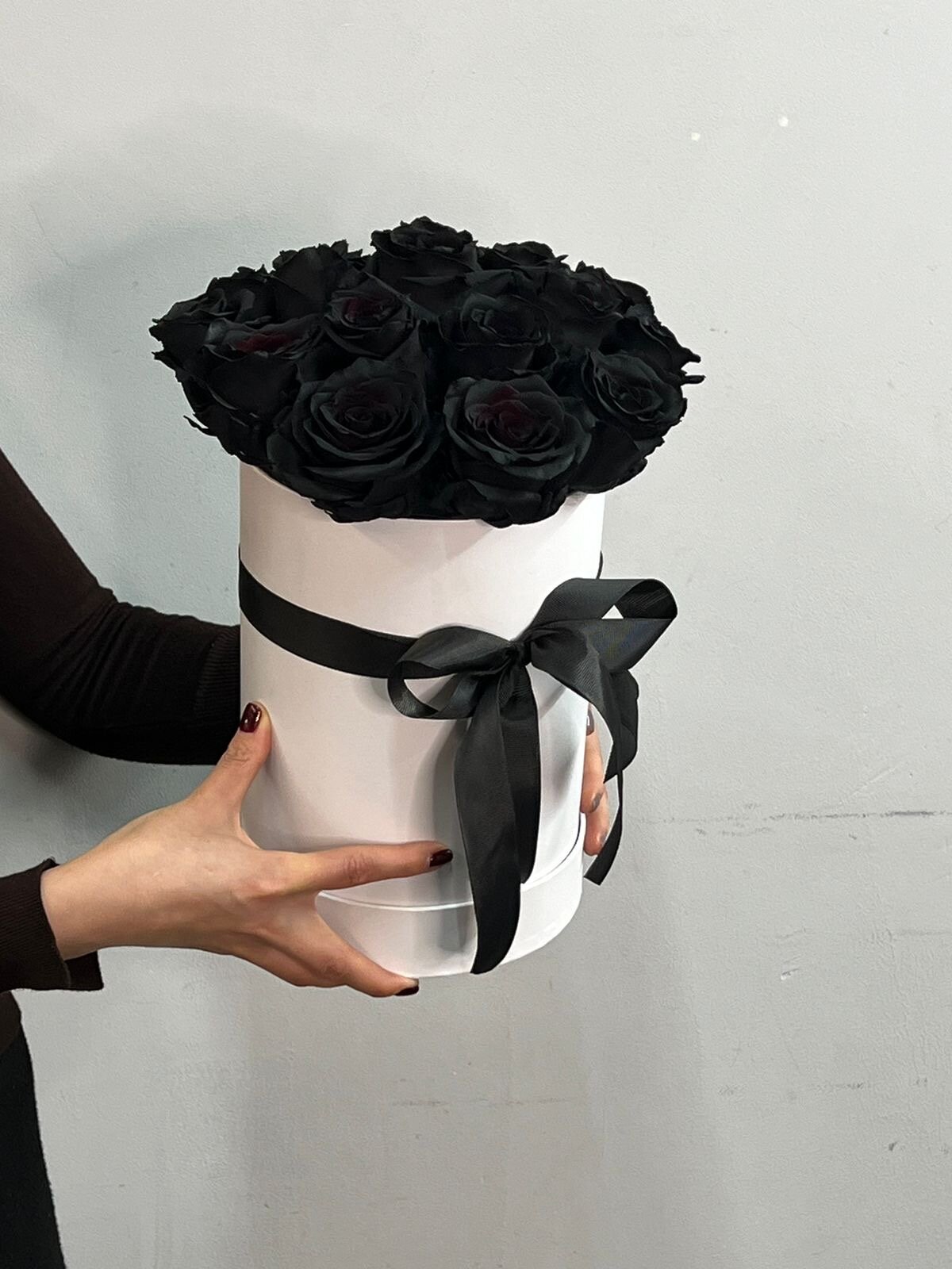 Композиция в коробке с лентой, с розами, цвет черный, 15 цветов