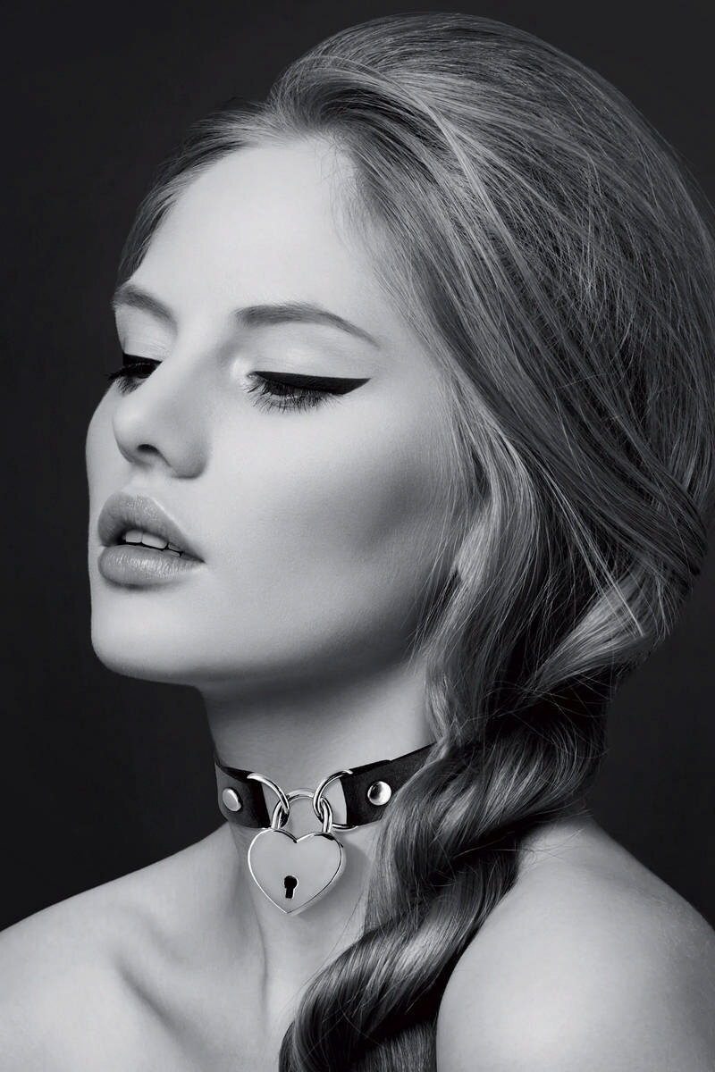 Чокер с замком сердце COLLIER PENDENTIF COEUR NOIR, металл, черный
