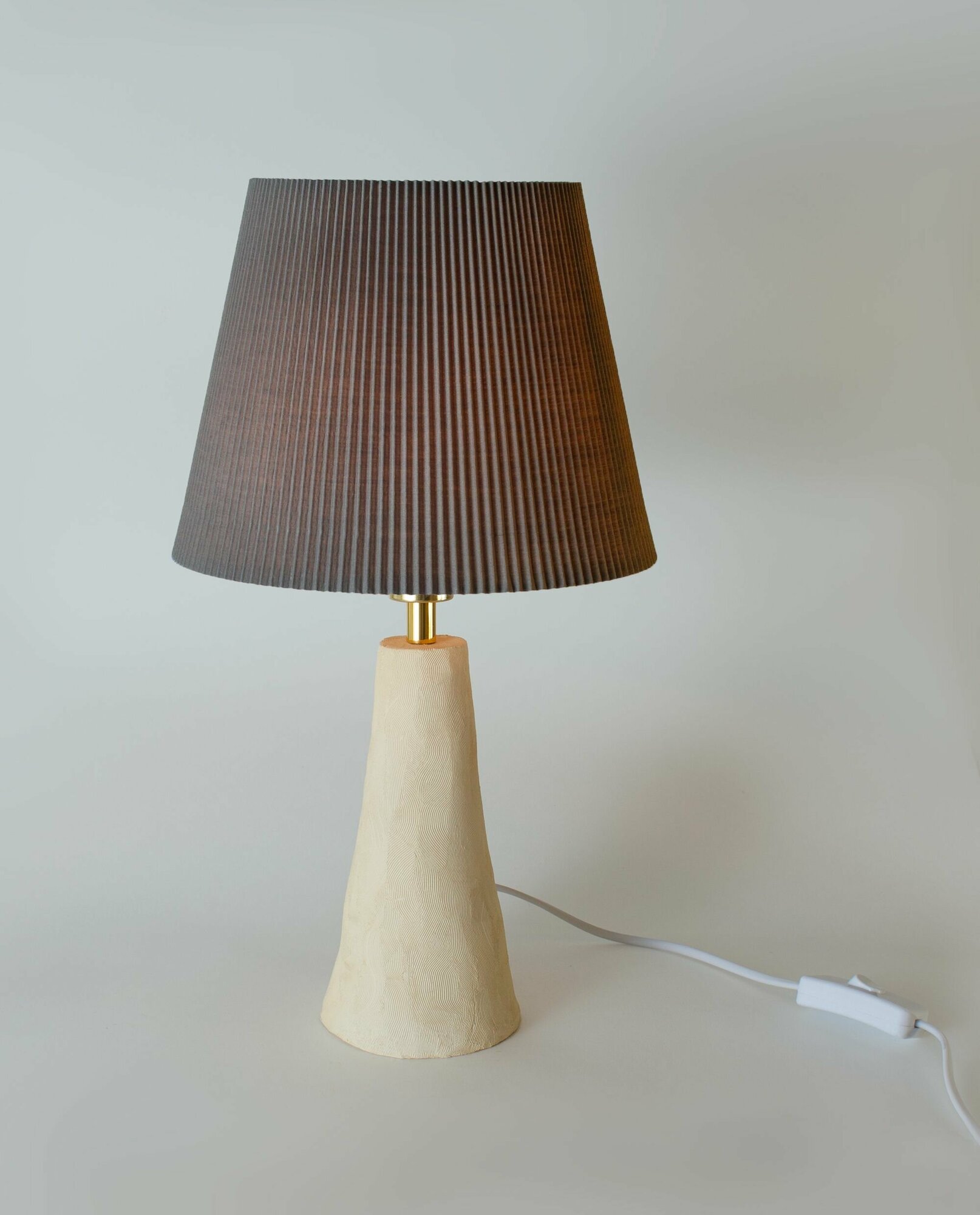 Керамическая настольная лампа с абажуром "бежевый вельвет", серый гофрированный абажур