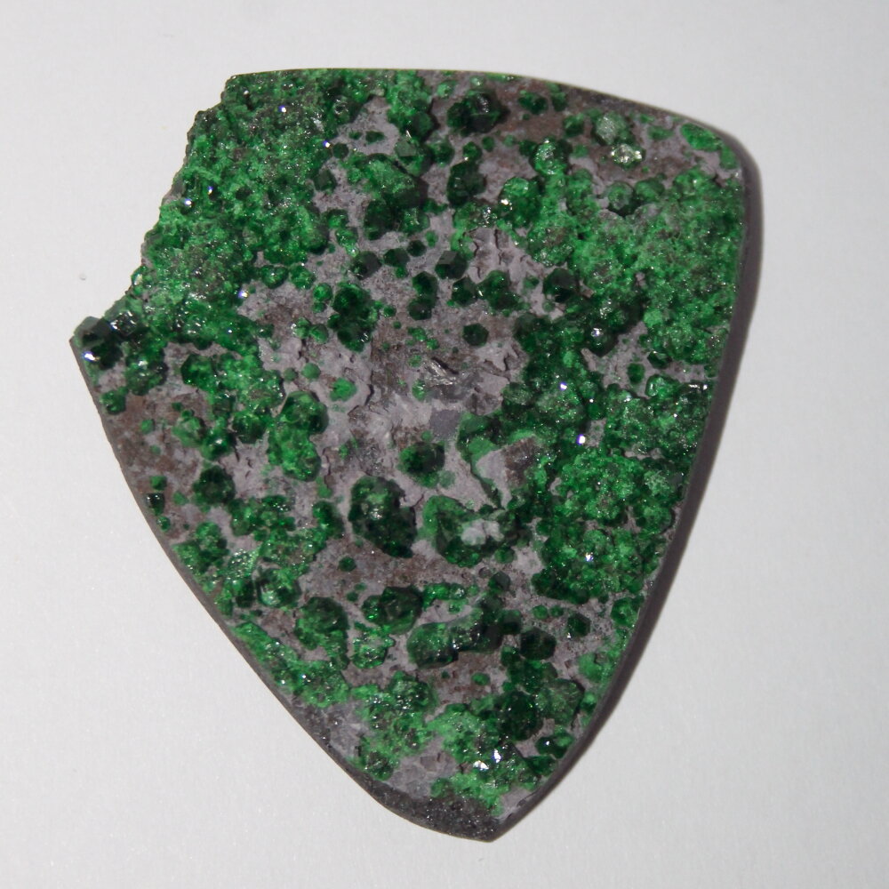 Уваровит кабошон, натуральный камень, 48х39х4 мм, Урал, Сараны, «True Stones»