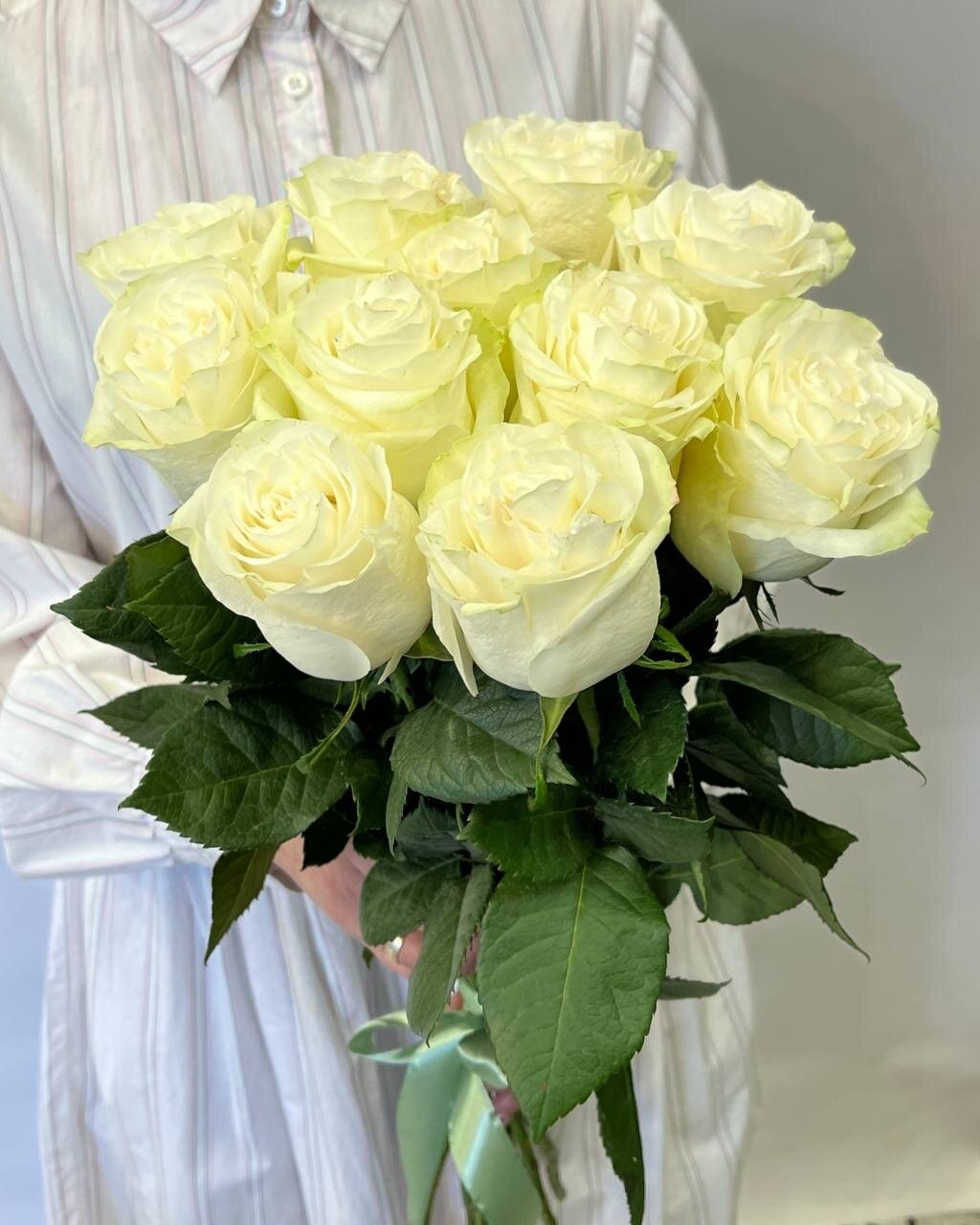Монобукет Romashka "Мондиаль", белые розы, 15 штук, высота 50 см