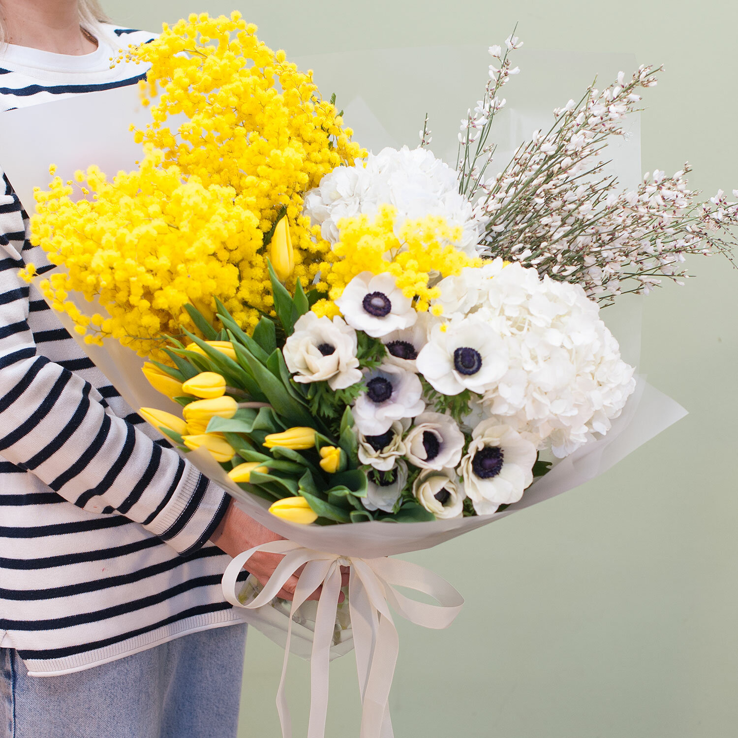 Букет цветов Charlotte "Весенний медовый", 30 цветов, высота 50 см