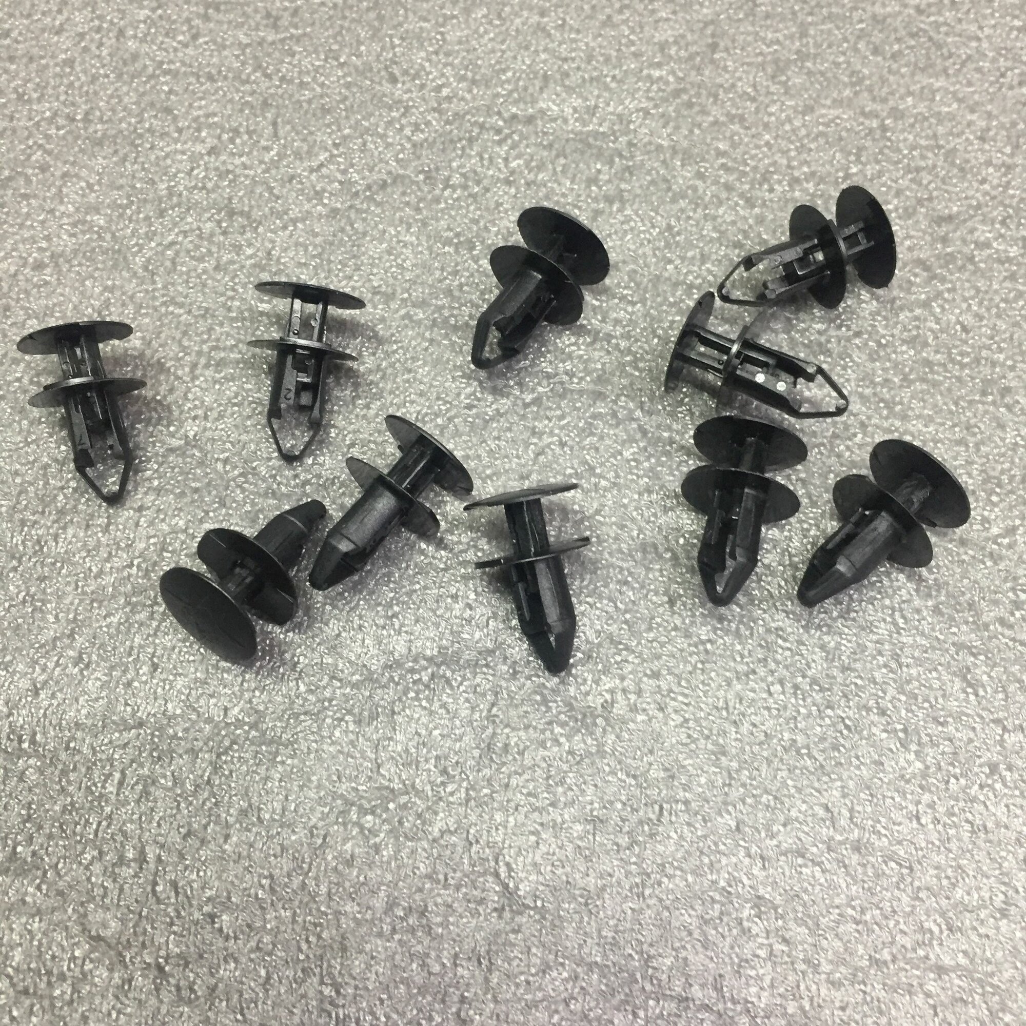 Клипса (пистон) распорный решетки воздухозаборника Lada Largus 054000001R 10шт.