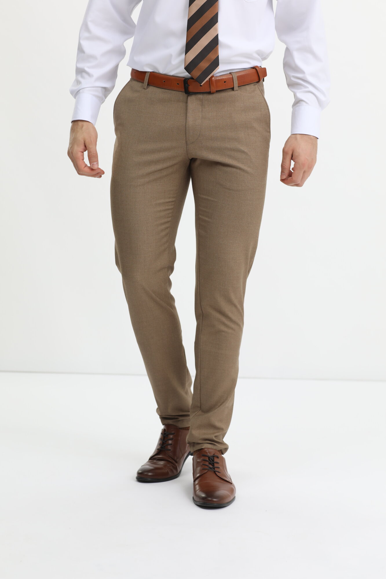 Брюки чинос