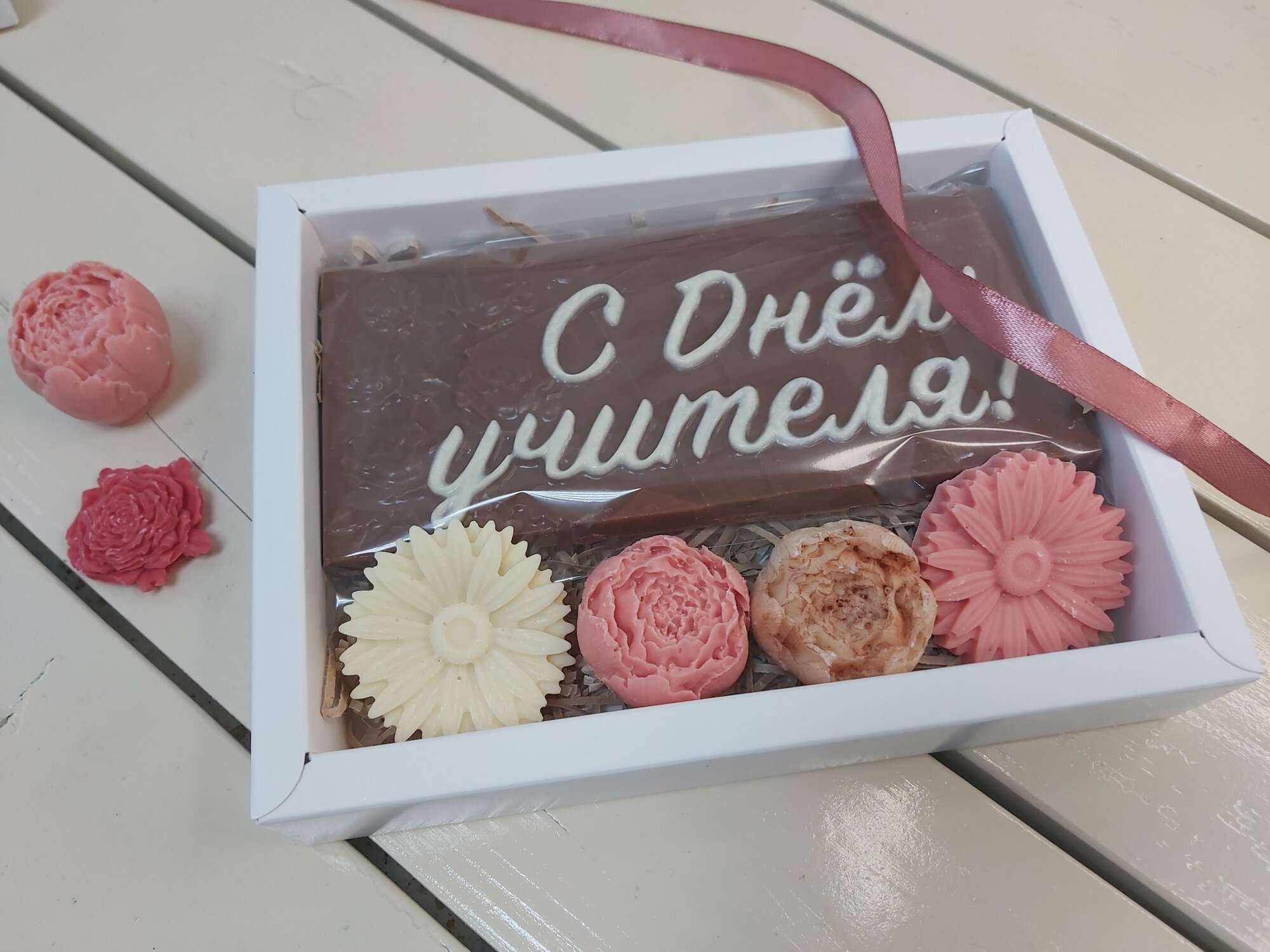 Подарочный набор для учителя шоколадные цветы и шоколадная плитка