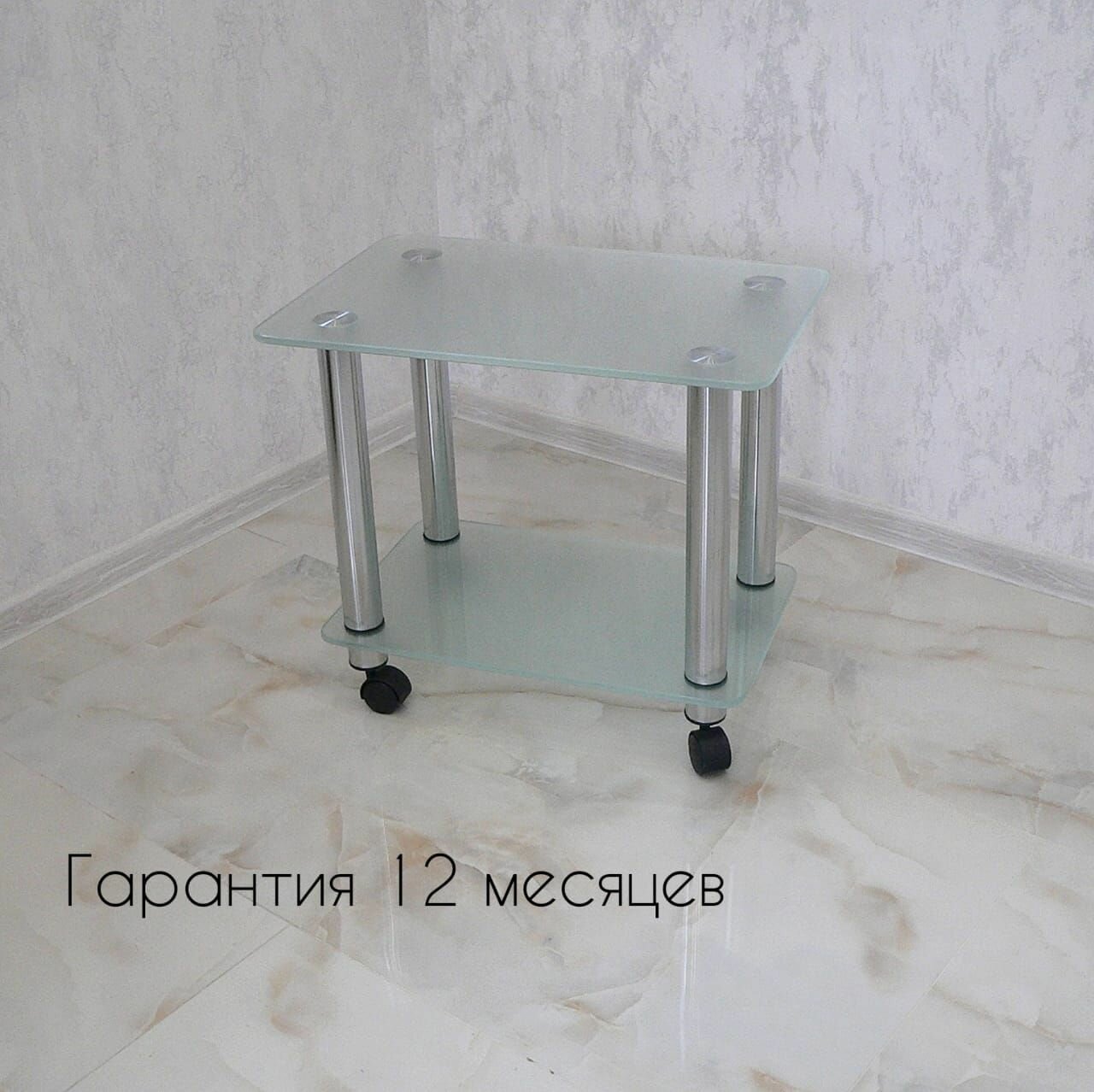 Стеклянный журнальный столик с полочкой на колёсиках, маленький, чайный, кофейный, прикроватный столик, для гостиной и офиса закалённое прозрачное стекло 8мм, ножки металлические хром на колесиках 60см на 40 см высота 53см