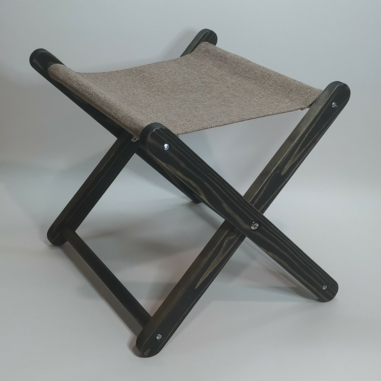 Подставка для сумок из рогожки бежево-серая шахматка с деревянной основой венге