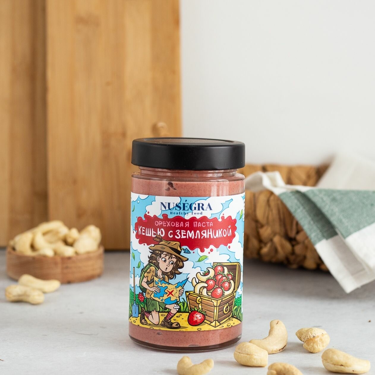 Кешью паста с земляникой Nusegra без сахара