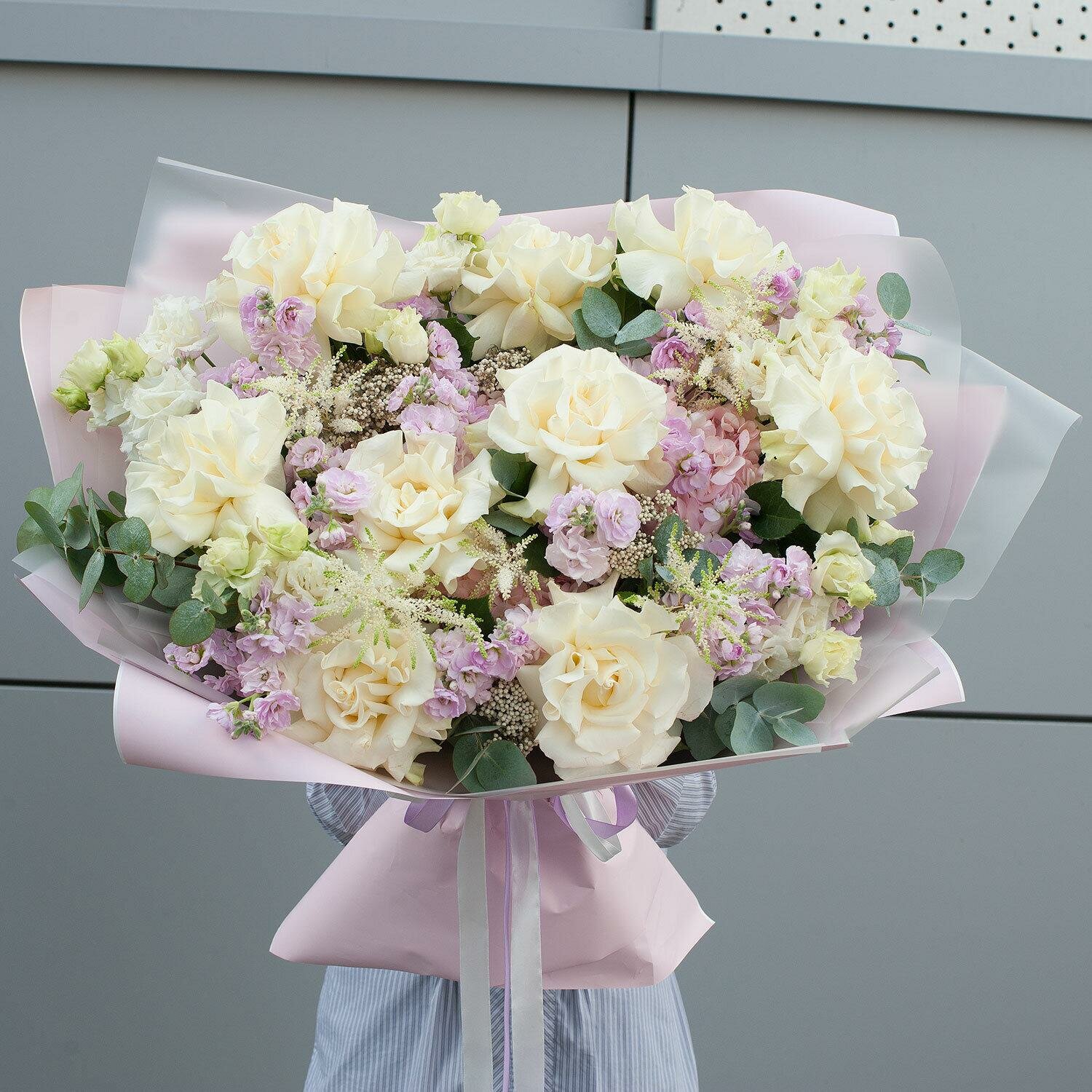 Букет цветов "Верона" Charlotte, 6 видов, высота букета 60 см, белый и розовый