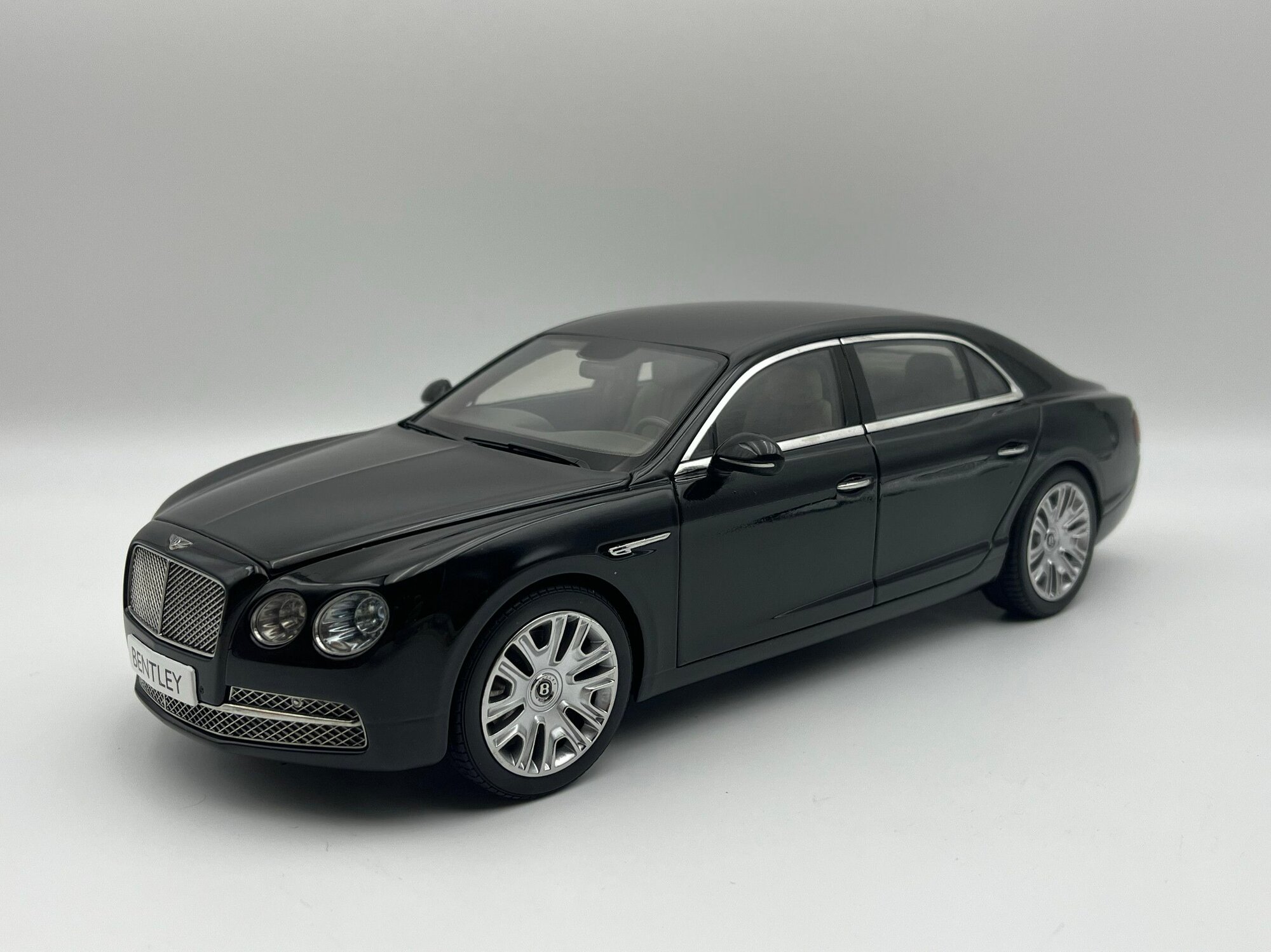 Модель автомобиля Kyosho 1/18 масштаба Bentley Flying Spur CFS W12 из литого металла