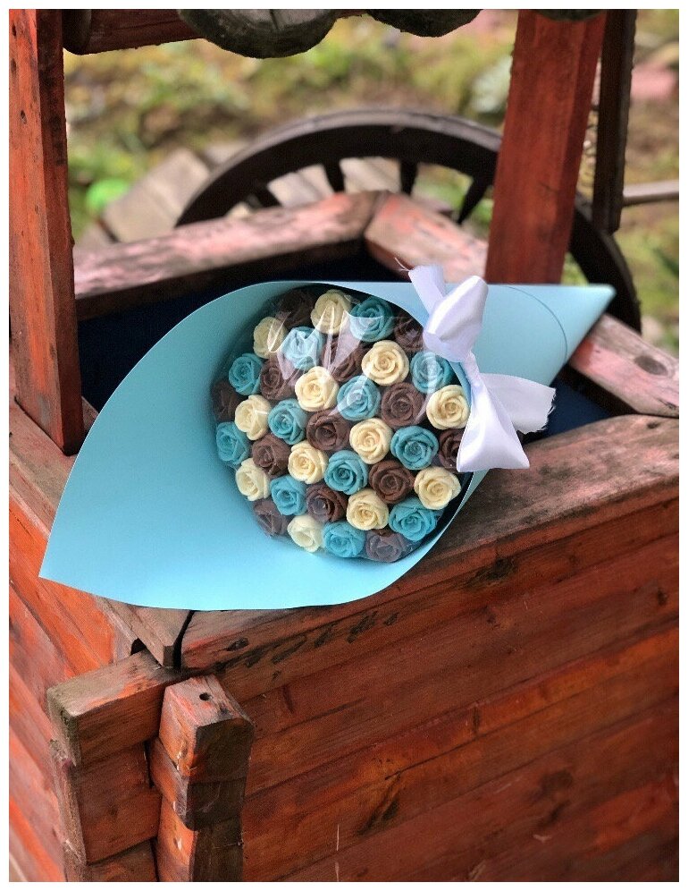 Букет из 37 шоколадных роз CHOCO SFERA в подарочной бумаге: с белыми, голубыми и шоколадными розами из бельгийского шоколада, 444 гр. B37-G-BGSH