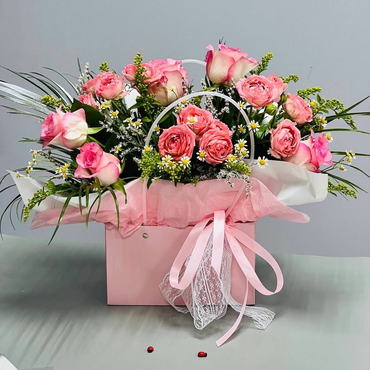 Красивый букет из кустовых роз с танацетумом полевые ромашки в сумочке для любимой