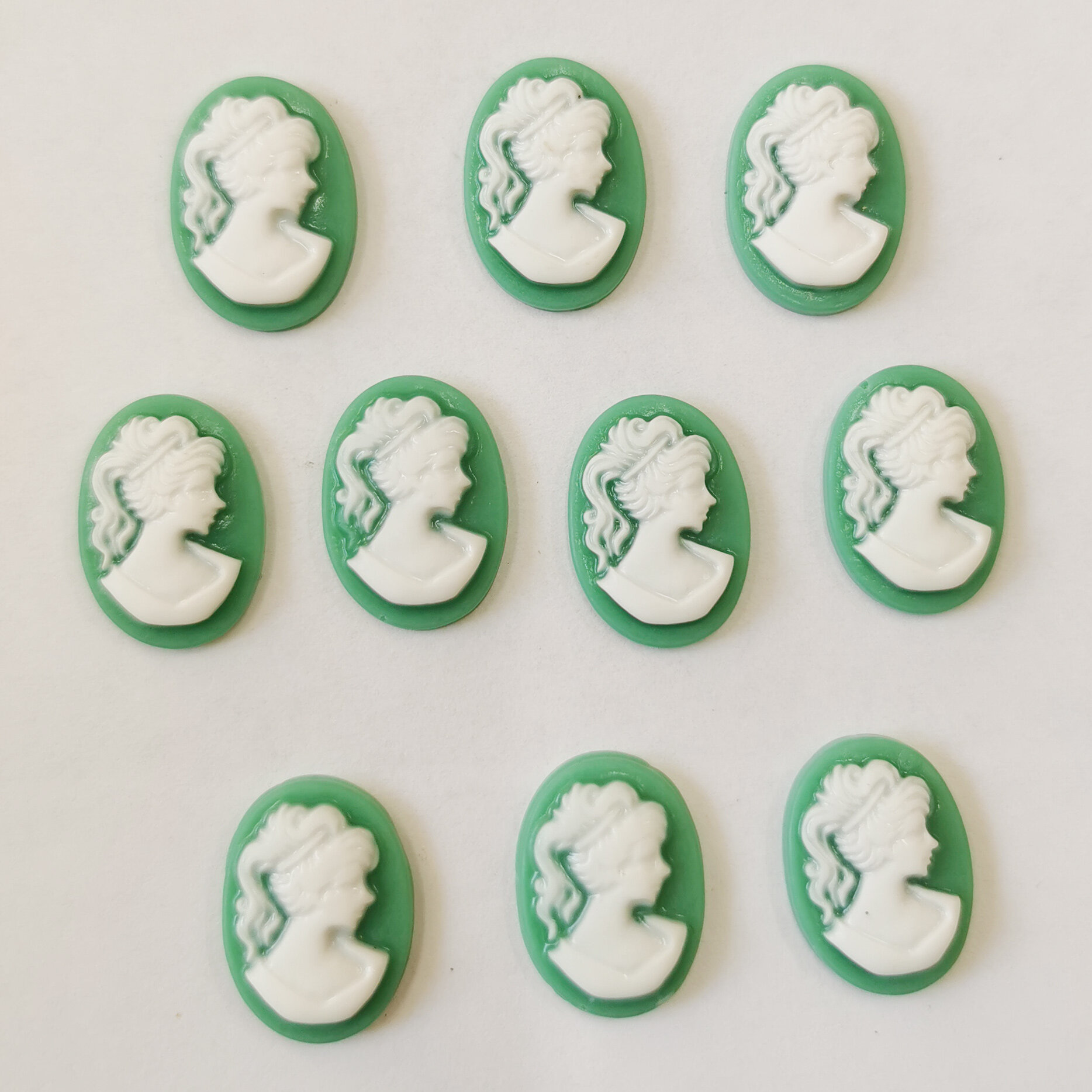 Камея акриловая, 18х13мм, девушка, белая на зелёном, 10 шт.