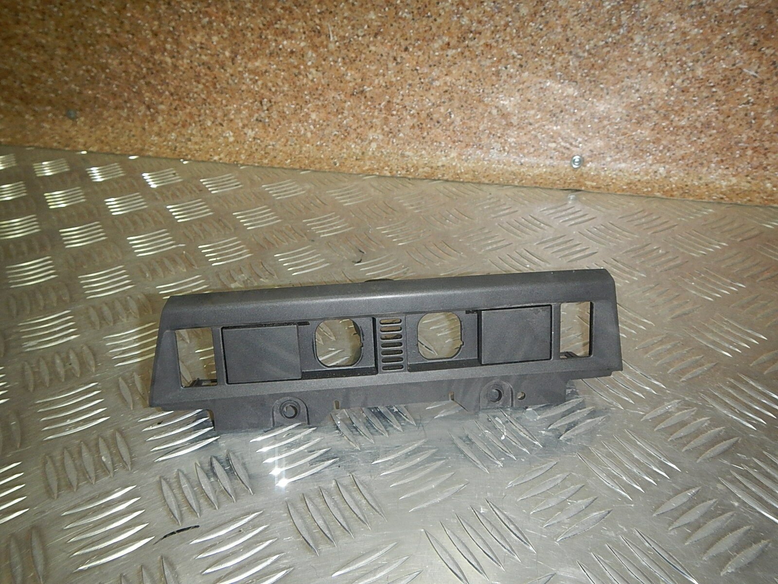 Б/У Накладка декоративная, Ford (Форд)-FOCUS 2 (05-08) FORD FOCUS 2 (05-08) Под кнопки. 234697 FORD арт. 4M5113D734AD