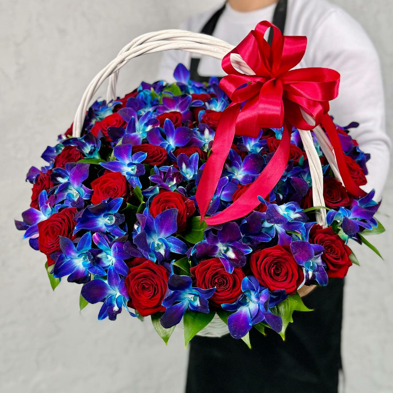 Корзина Rybe-Flowers "Космические Орхидеи и Красные Розы", 131 Цветок, XL Размер