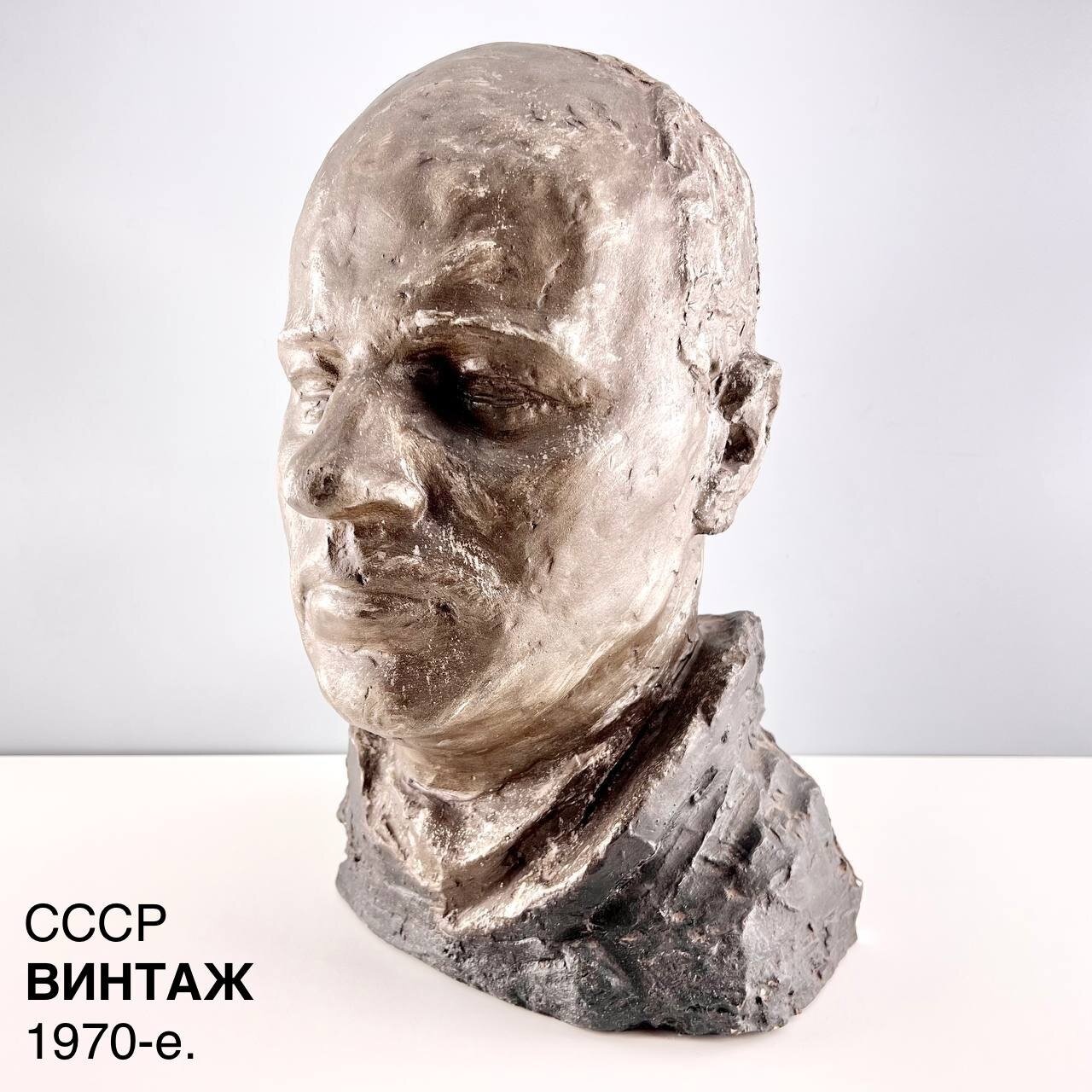 Винтажный бюст "Космонавт Г. С. Титов". Гипс, краска. СССР, 1970-е.