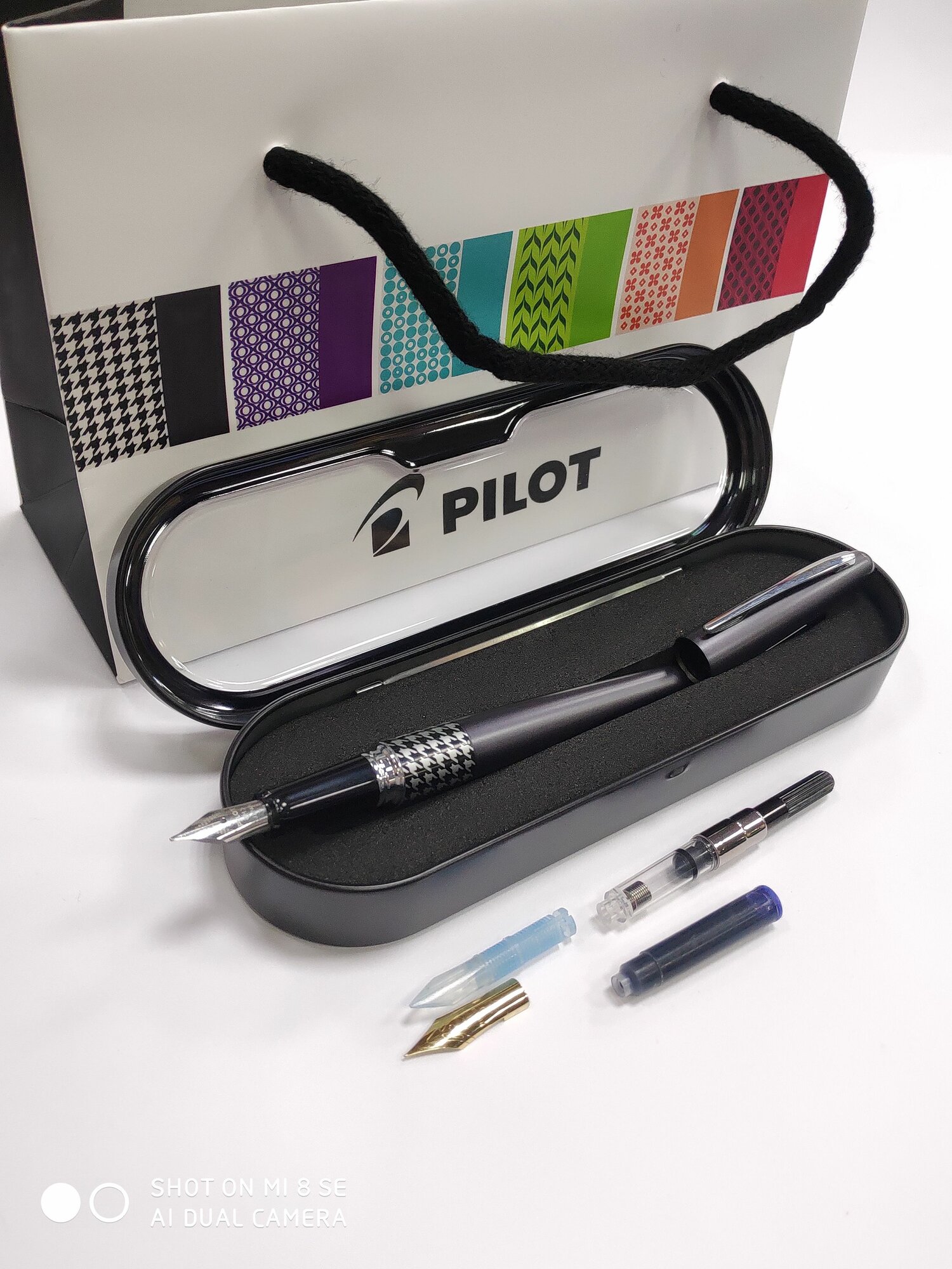 Ручка перьевая M "Pilot" В подарочной упаковке с поршнем, запасным пером F "MR3" серая.