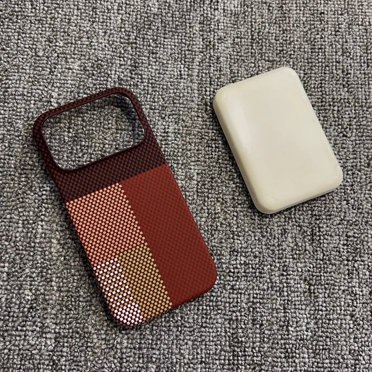 Бордовый чехол для iPhone 17 Pro, Square Red, карбон
