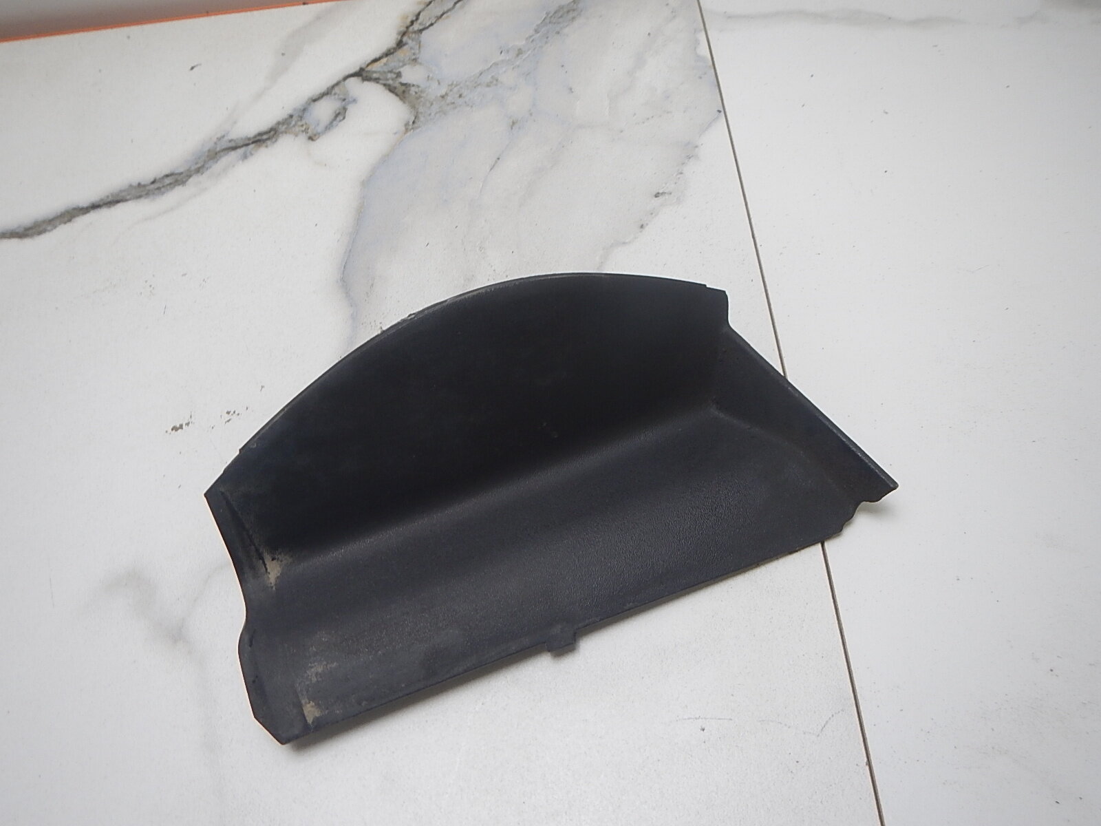 Б/У Накладка (кузов внутри), Audi (Ауди)-A8 (D4) (11-18) AUDI A8 (D4) (11-18) правого фонаря Сломано крепление. 625323 VA...