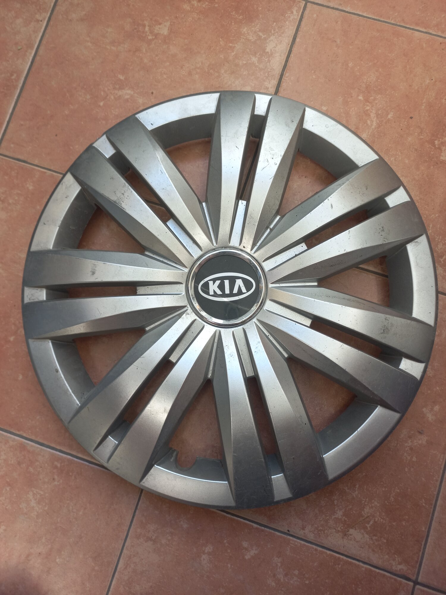 Колпак KIA r16.Польша. Без сколов и трещин.Все крепления целые. Возможны потертости.