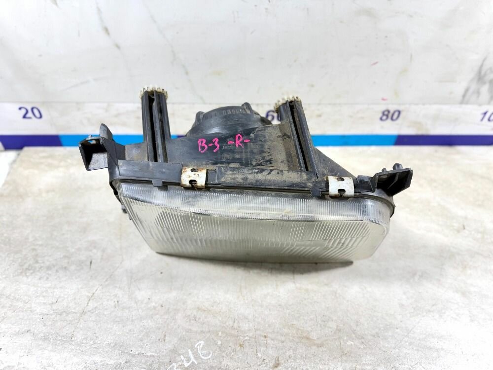 Фара правая VW Passat B3 4411109RLDE
