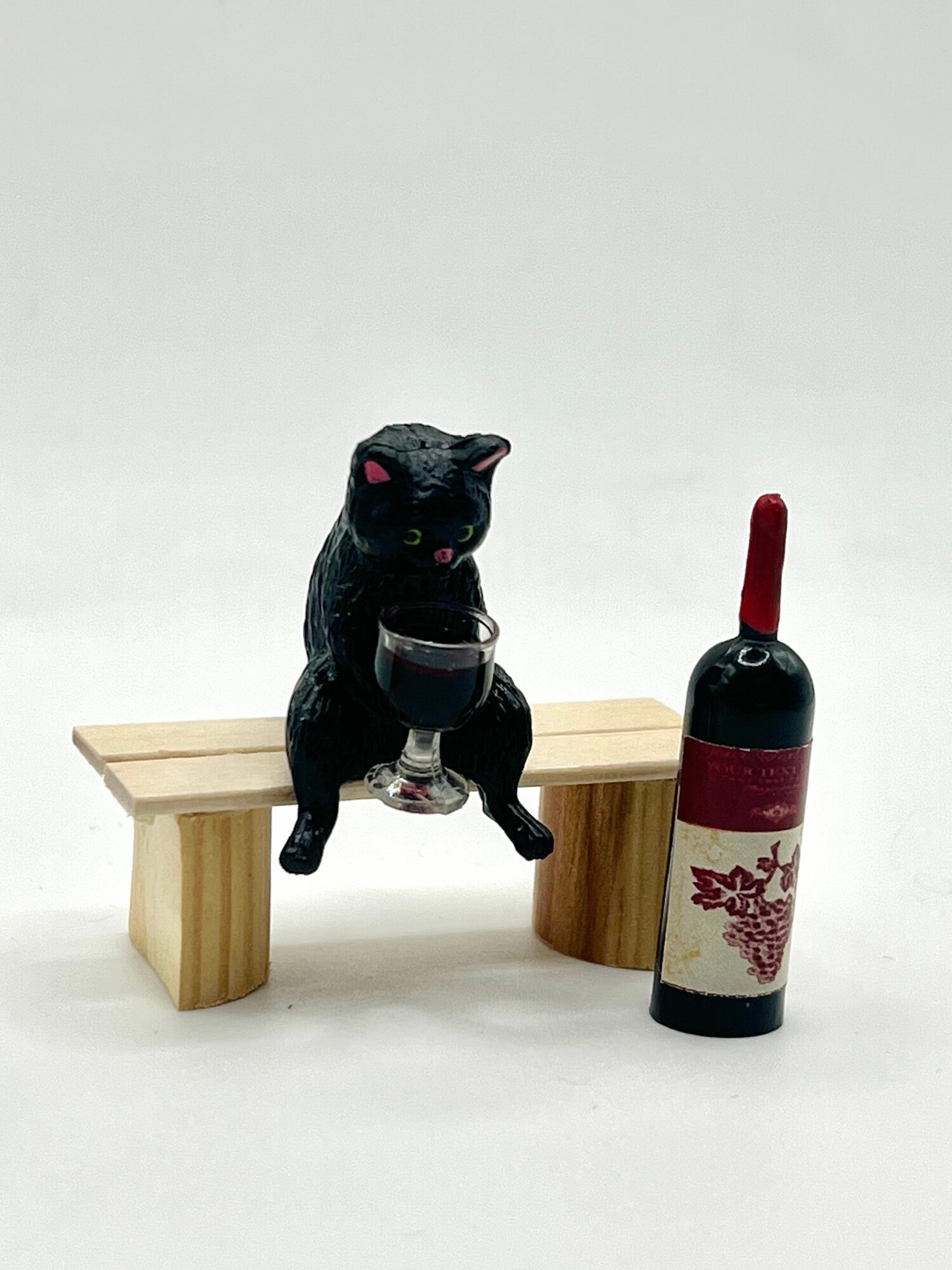 Фигурка декоративная, талисман, черный кот "Винарик" с бокалом вина на скамейке, сувенир, ручная работа - 1 шт