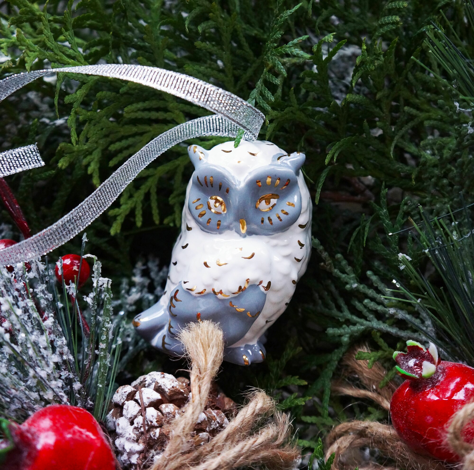 Елочная игрушка Сова бело-серая, фарфор 7 см, роспись золотом, ручная работа