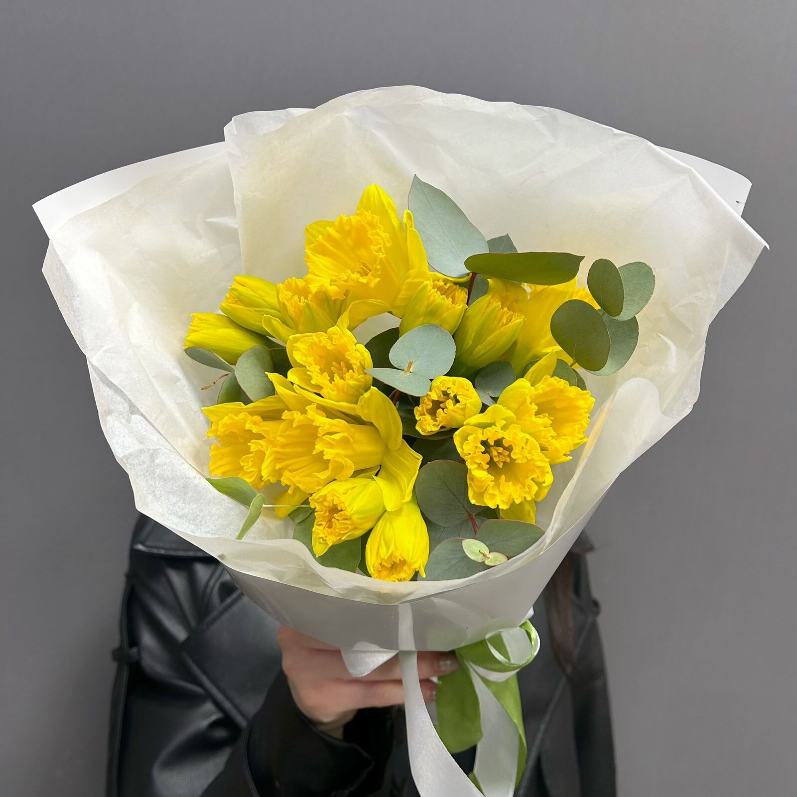 Букет-комплимент из 15 нарциссов с эвкалиптом