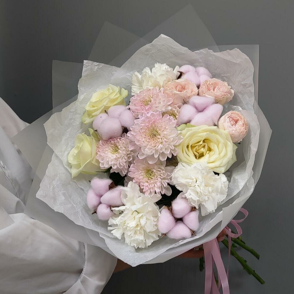 Авторский букет с кустовой хризантемой, белыми розами, гвоздиками и розовым хлопком