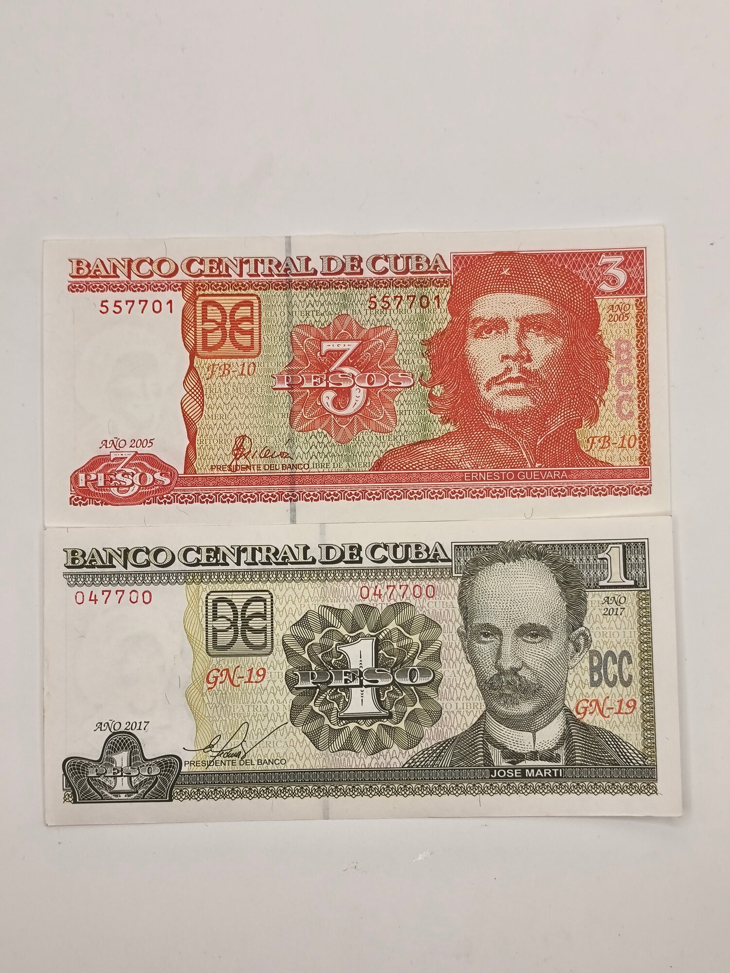 Набор банкнот из 2 штук. Куба. 1 песо 2017 Хосе Марти; 3 песо 2005 Че Гевара. UNC/PRESS