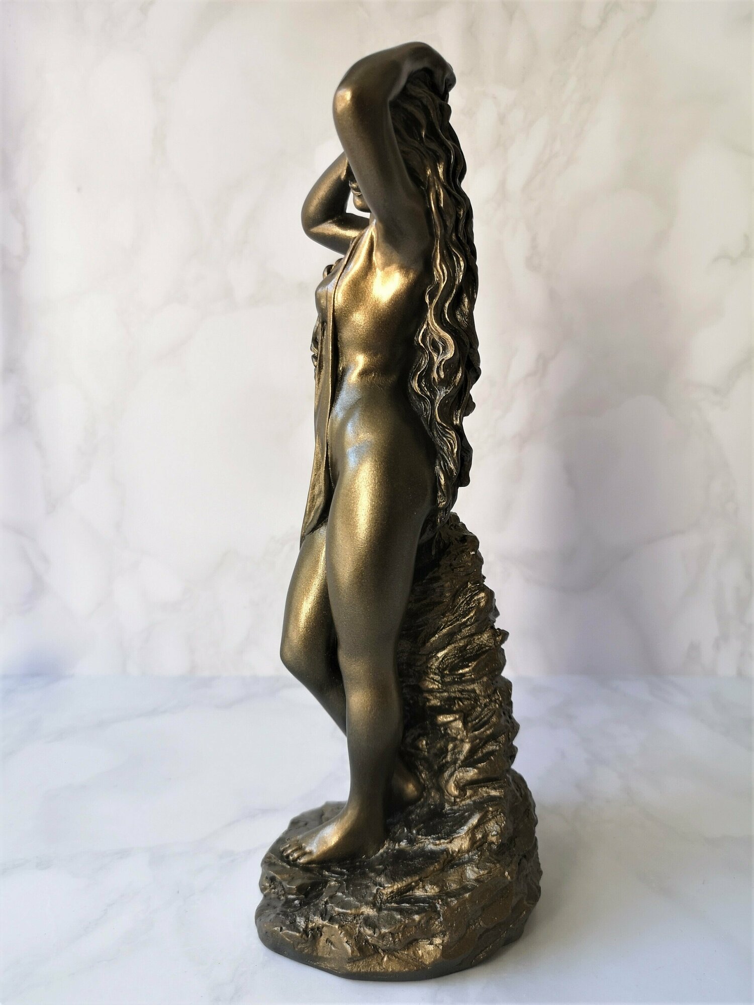 Статуэтка Афродита - богиня красоты. Высота 28см. Гипс. Цвет бронза.