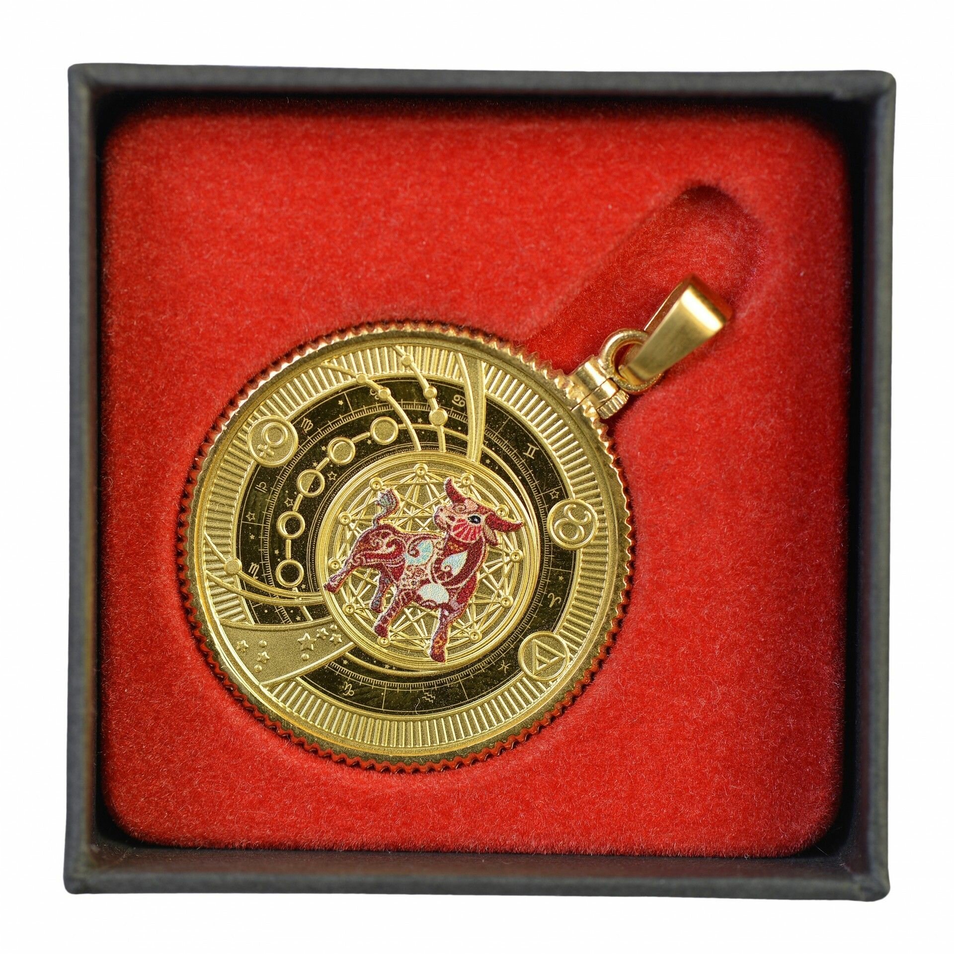 Монета серебряная Камерун 500 франков КФА 2018 г. Знаки Зодиака-Телец. Серебряная монета-подвеска с позолотой.