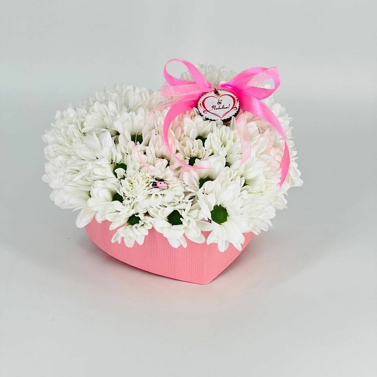 Хризантема ромашковая белая в коробке сердце