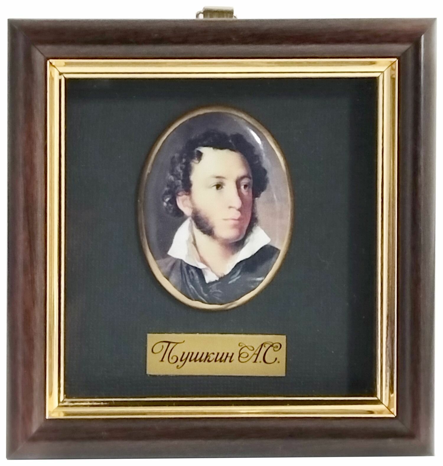 Рамка сувенирная "Портрет Пушкина", 10,5х10,5 см, фарфоровый медальон - 1 шт. портрет художника Тропинина