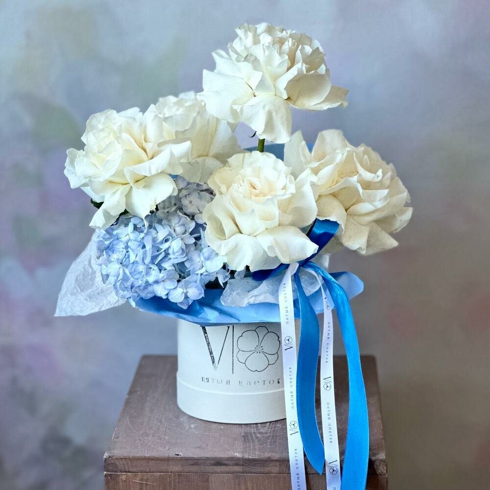 Коробка с белыми розами и синей гортензией