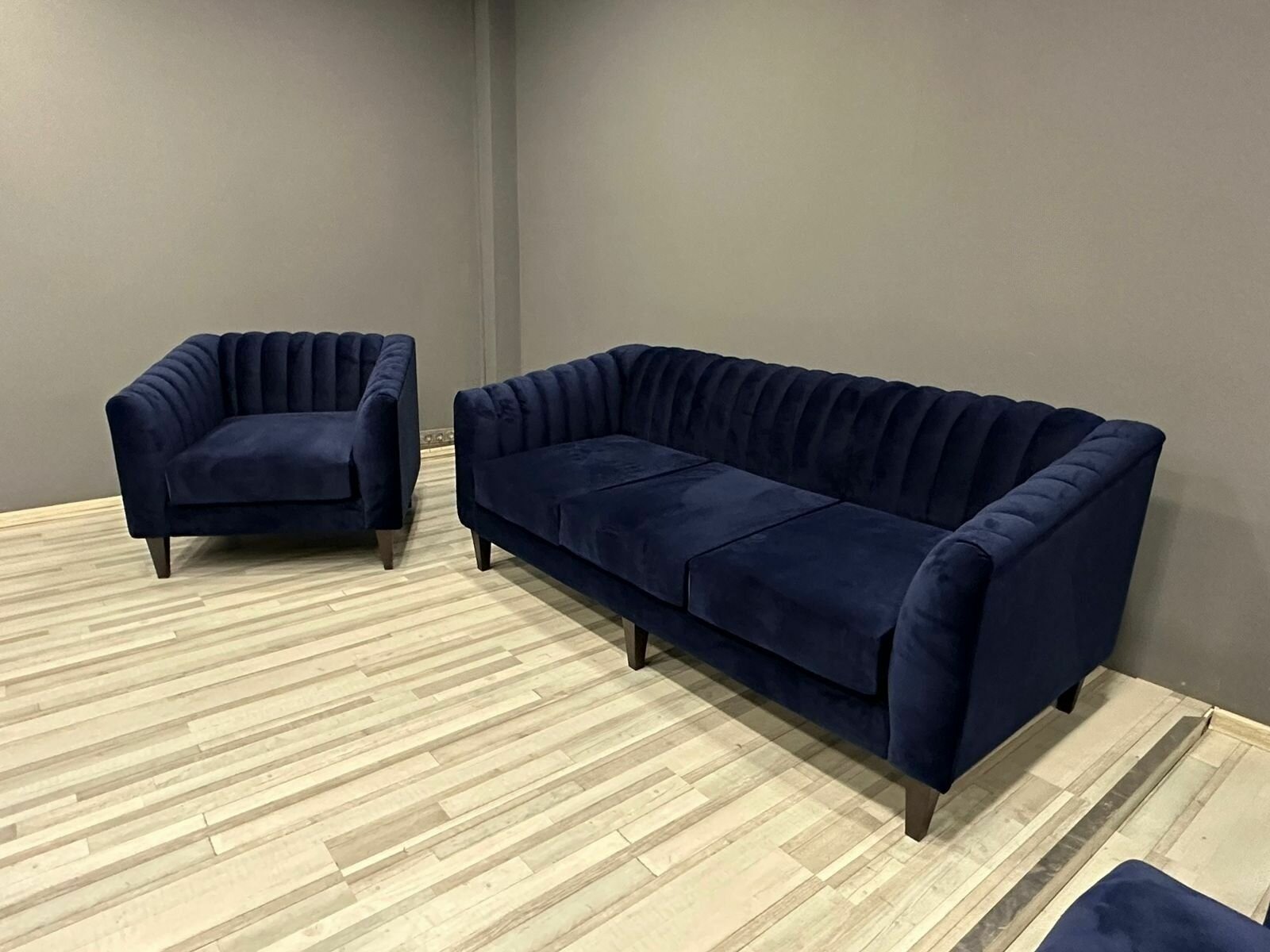 Комплект диван и кресло Сити , на высоких деревянных опорах , в синем антивандальном велюре