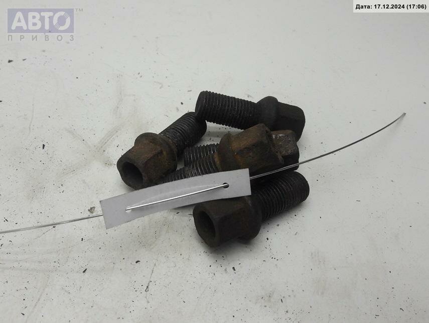 Болт колесный (гайка колесная) Volkswagen Passat B5+ (GP)