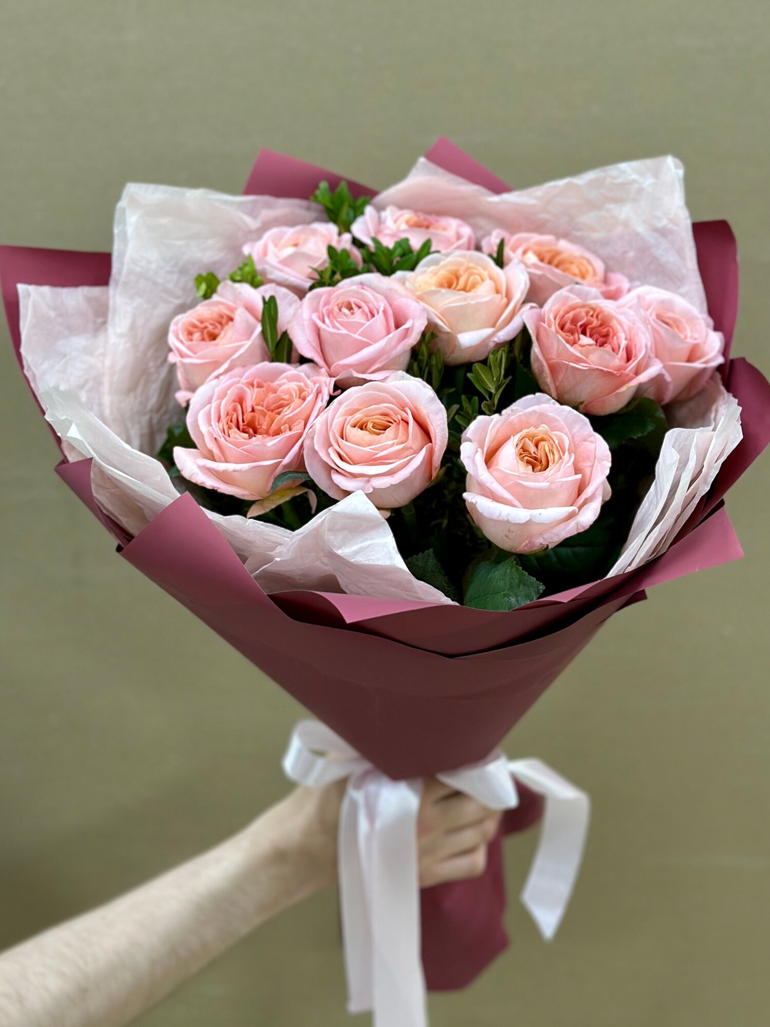 Монобукет Liana Flowers "Розы Лондон Ай", 11 розовых роз с самшитом, высота 50 см