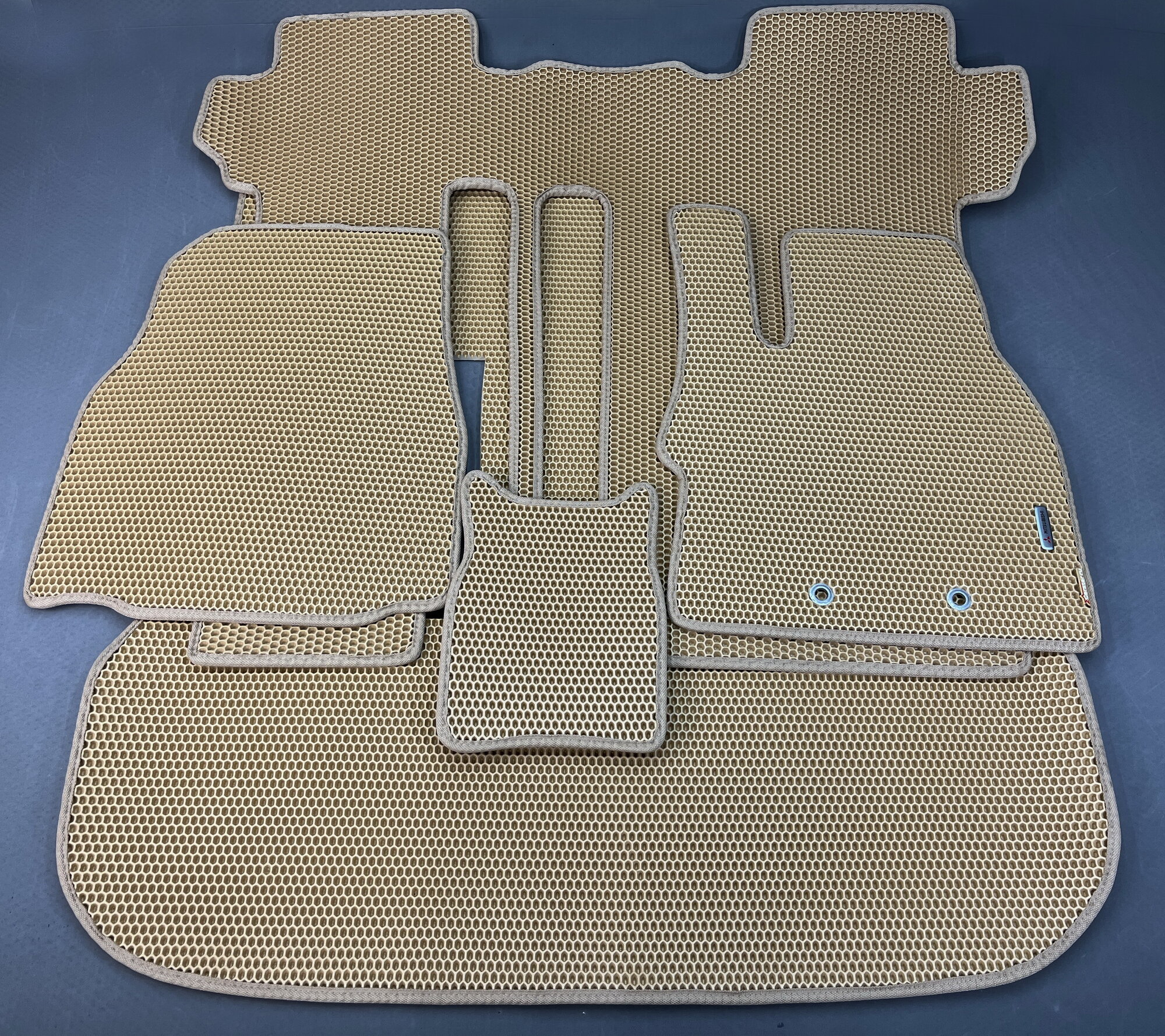 Автомобильные коврики EVA для Mitsubishi Delica D5 8 мест пр. руль (2007->). Комплект в салон и багажник. Цвет: бежевый.