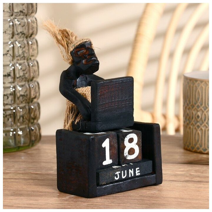 Вечный календарь «Абориген с компьютером», 15×11×10 см, дерево