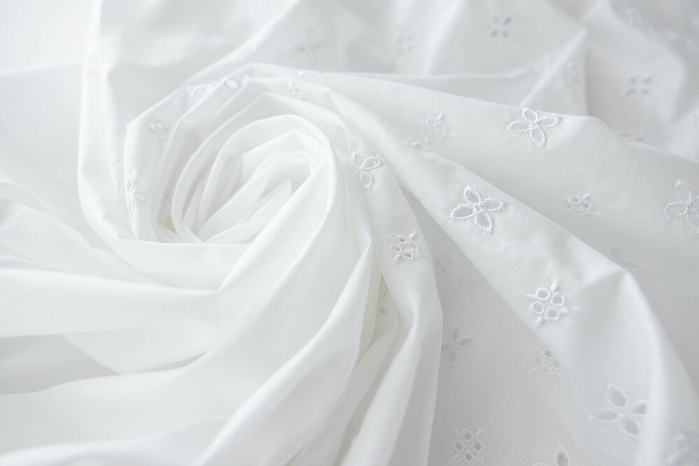 Ткань белое шитье с цветками (наполовину), ширина 1.42 м