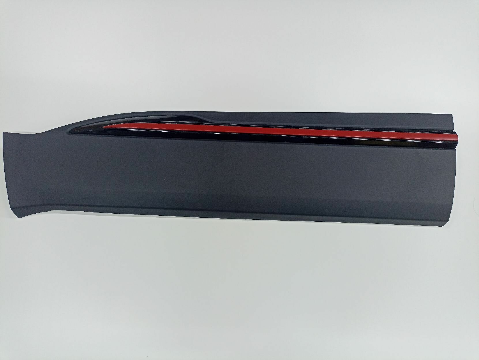 Молдинг двери передней левой (серебро с красной полосой) Chery Tiggo 4 FL (2018+) [1.5 16V 5MT внедорожник] 609001080AA