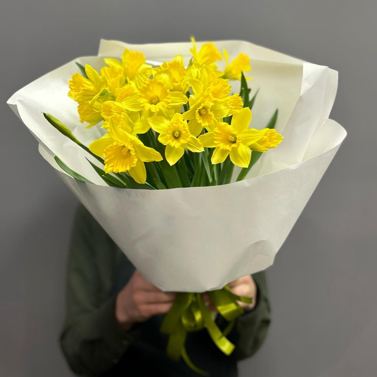 Букет из 15 нарциссов в белой бумаге