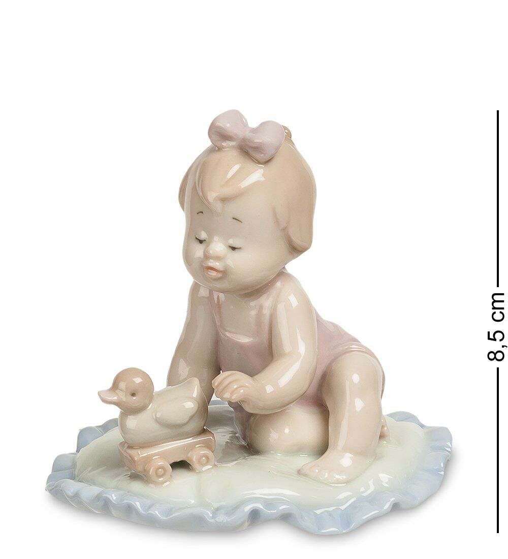 Фигурка Девочка с игрушкой
