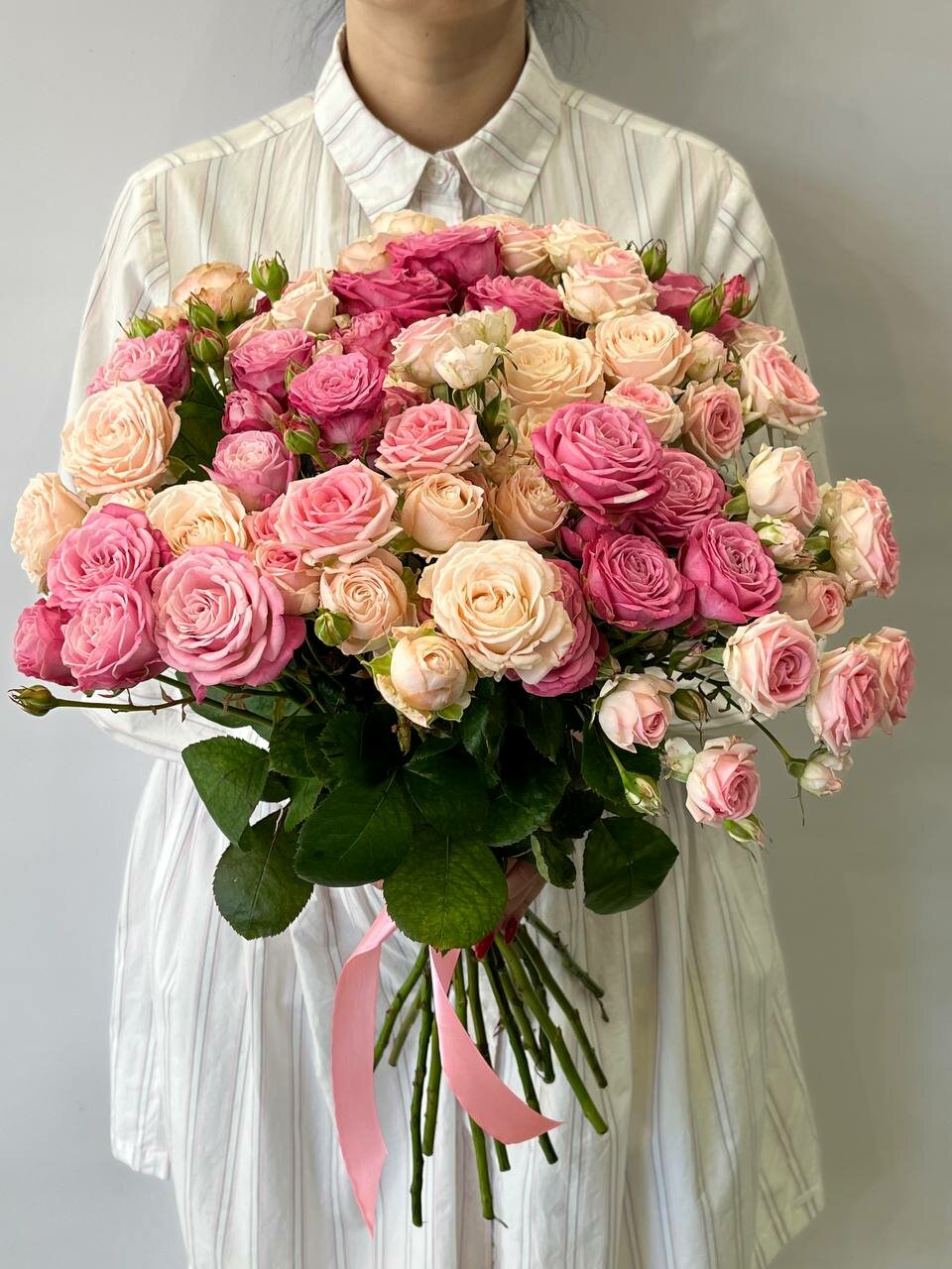 Букет из пионовидных кустовых роз «Девичья мечта» - 25 шт