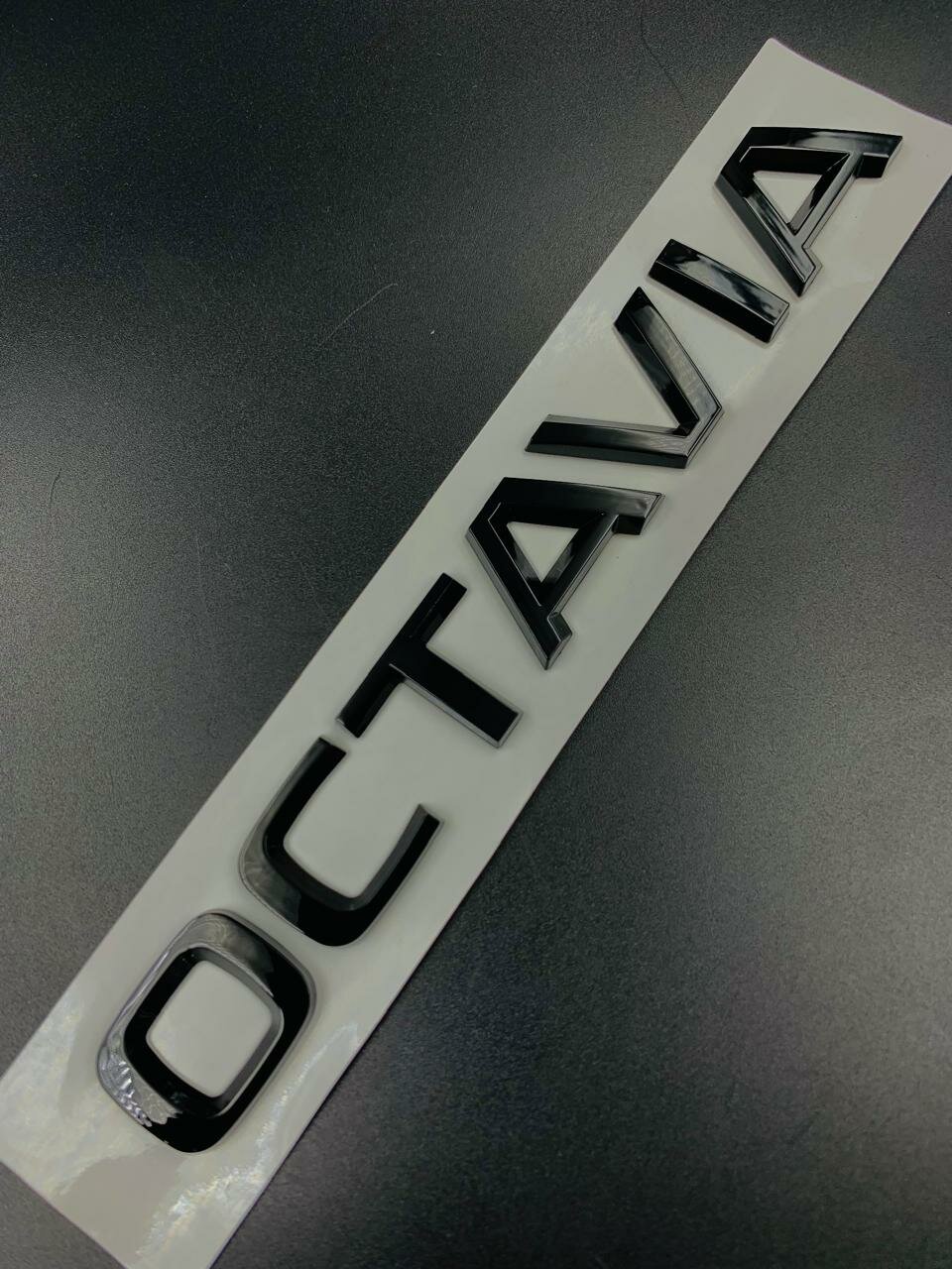 Эмблема для Шкода Октавия (185мм). Значок шильдик на крышку багажника Skoda Octavia (черный)
