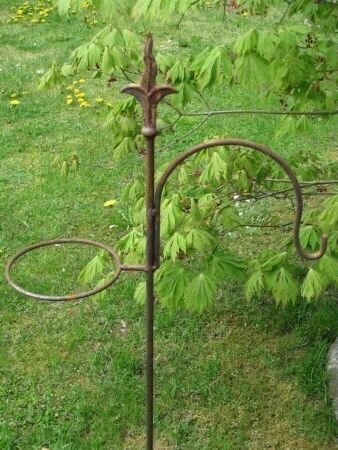 Опора 1,2м для цветов ржавая с крючком и кольцом под цветы и растения