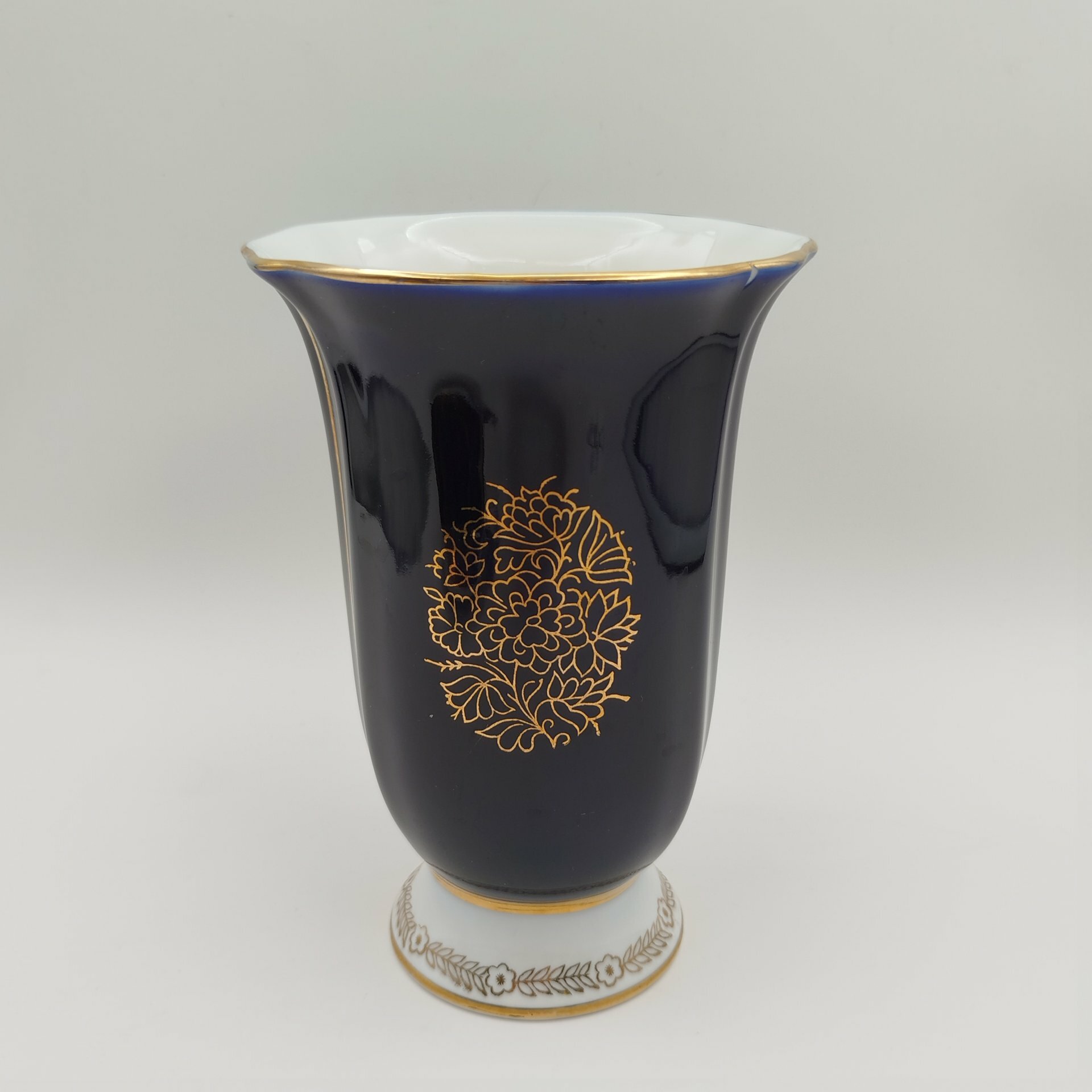 Ваза в форме кубка с цветочным декором, фарфор, крытье кобальтом, золочение